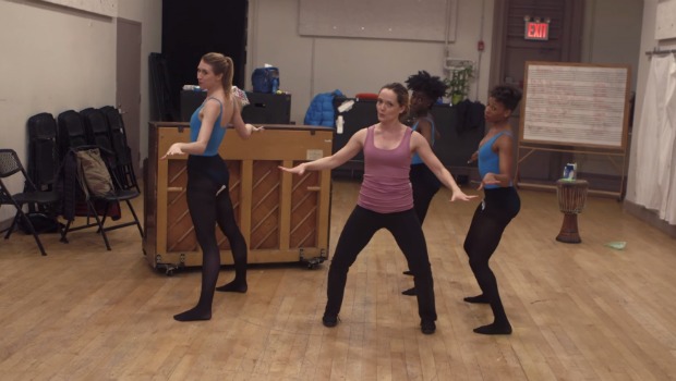 HelloFlo сняли веселую рекламу об ужасах послеродового периода — Wonderzine